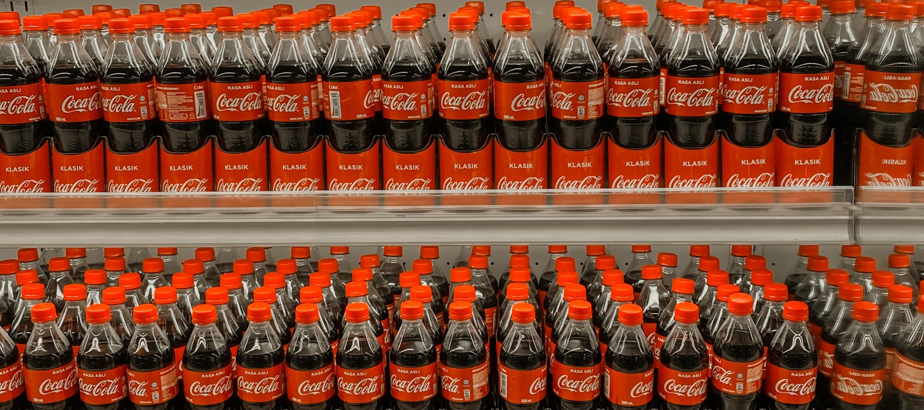 Магазины Москвы начали продавать Coca-Cola с похожей на оригинальную ...